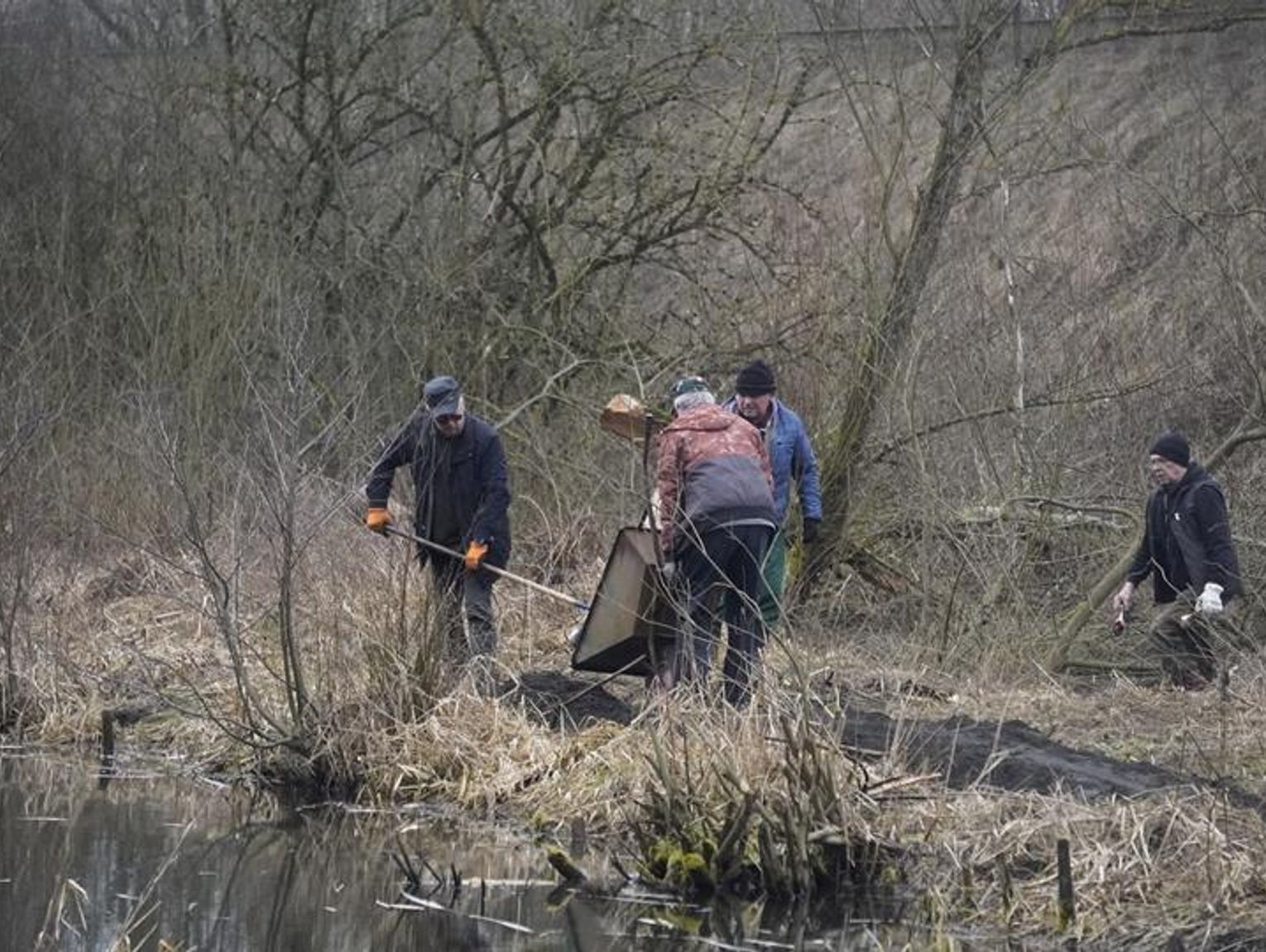 Wędkarze łatają i wzmacniają groble
